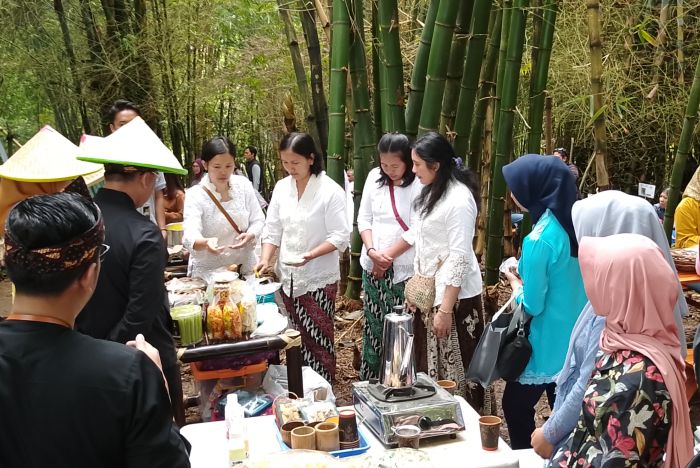 Serunya Menikmati Kuliner Kota Cimahi Diantara Rimbunnya Ratusan Rumpun ...