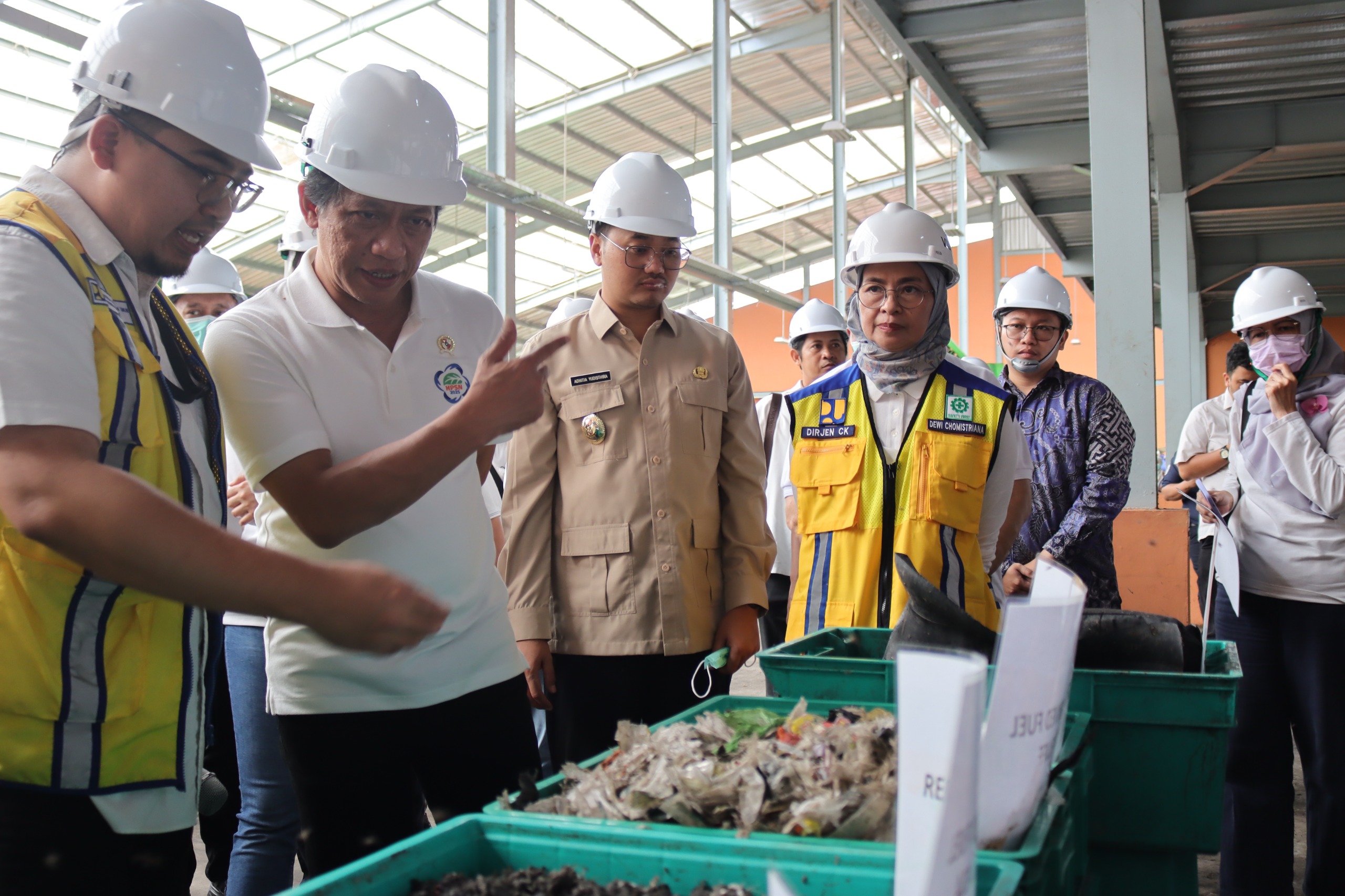 Wujudkan Aksi Nyata Dalam Kelola Sampah, Menteri LH Hanif Dan Wakil Walikota Cimahi Adhitia ...