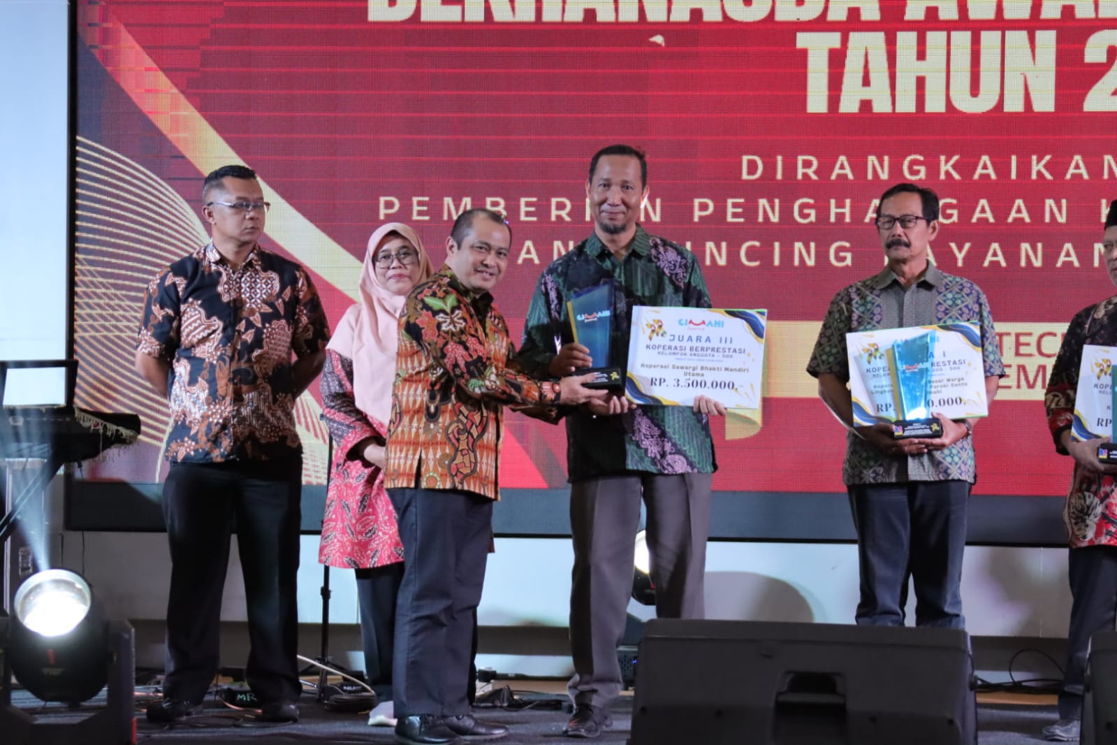 Pj Walikota Cimahi Resmikan Gerai Dekranasda di BITC, Dukung Pengembangan UMKM dan Ekonomi ...