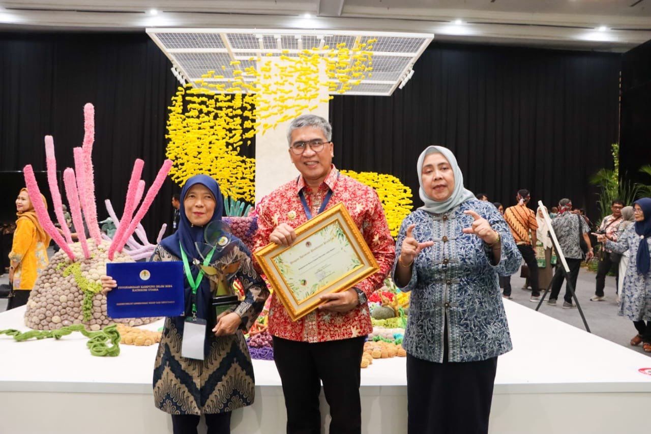 RW 03 Kelurahan Utama Cimahi Mendapat Trophy Proklim - PPID Kota Cimahi